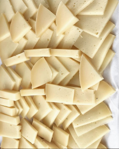 How to cut cheese - Casa Mia Tours